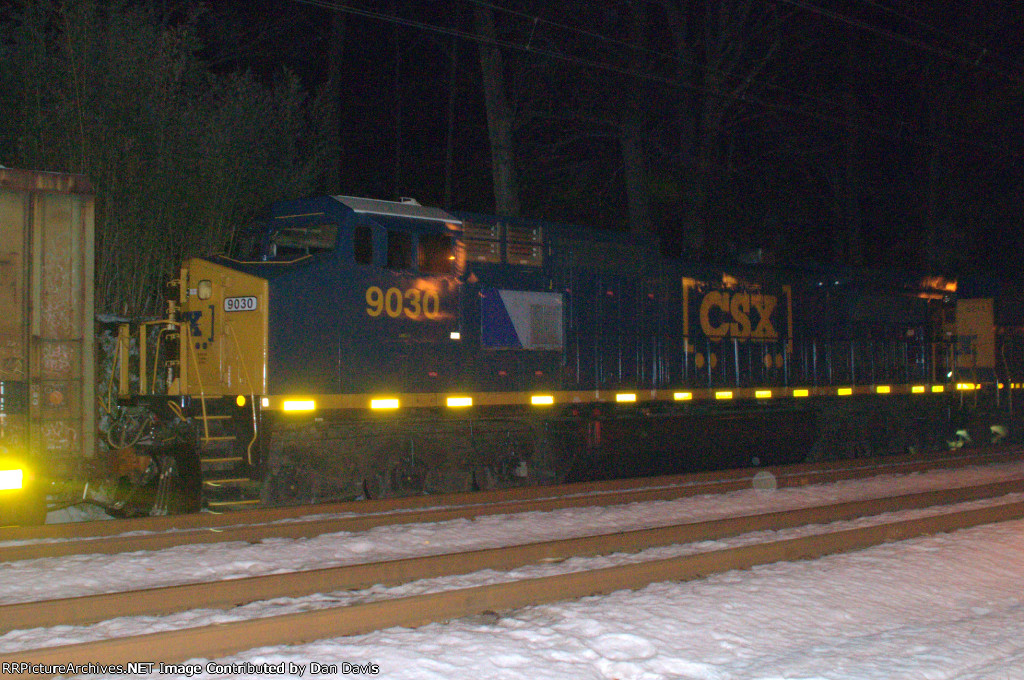 CSX C40-9W 9030 trails on Q301-22